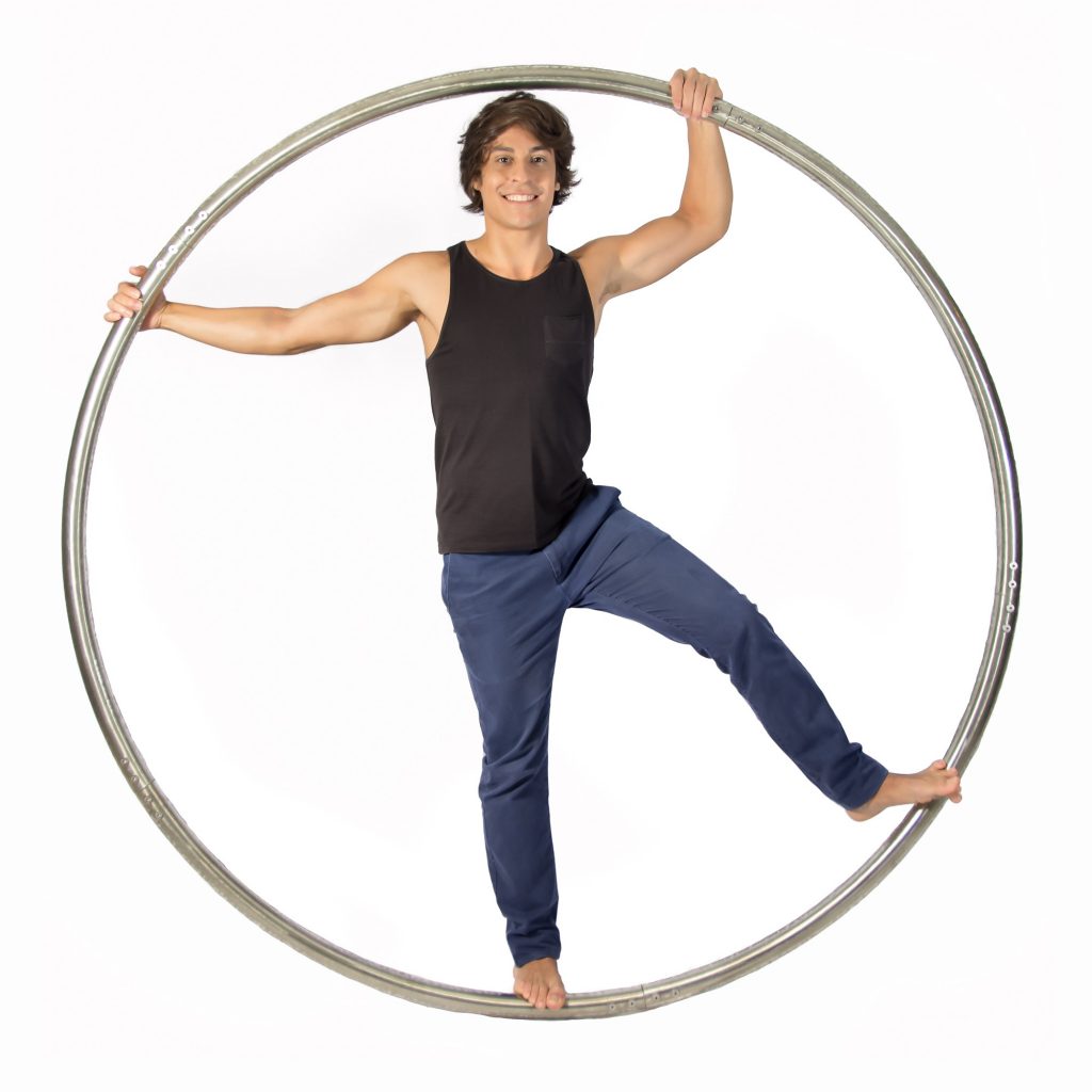 Conheça a Roda Cyr - aparelhos circenses é na Cross'Circus